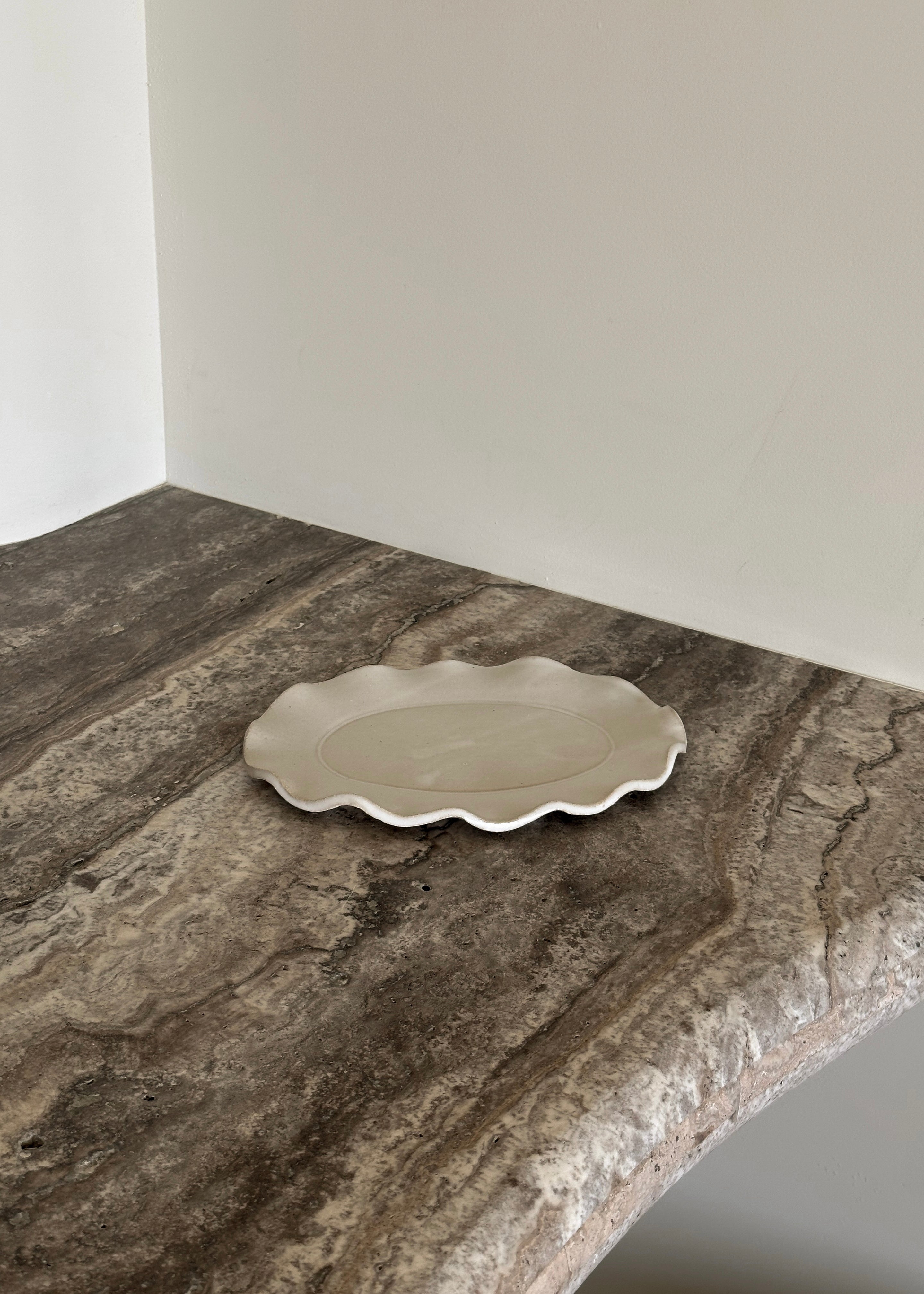 Ruffle Edge Platter – Lolointeriors
