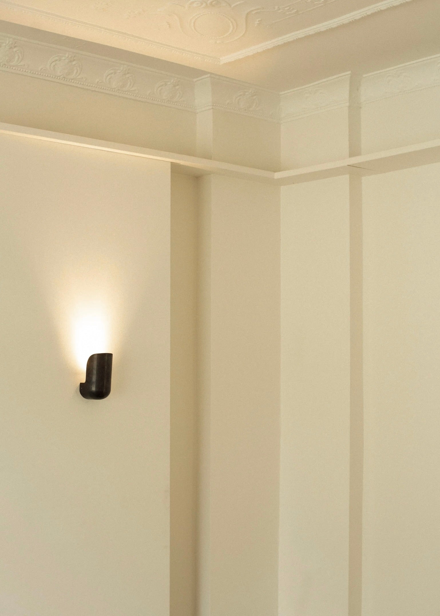 Elbow Wall Light, Blackened Wide – Lolointeriors