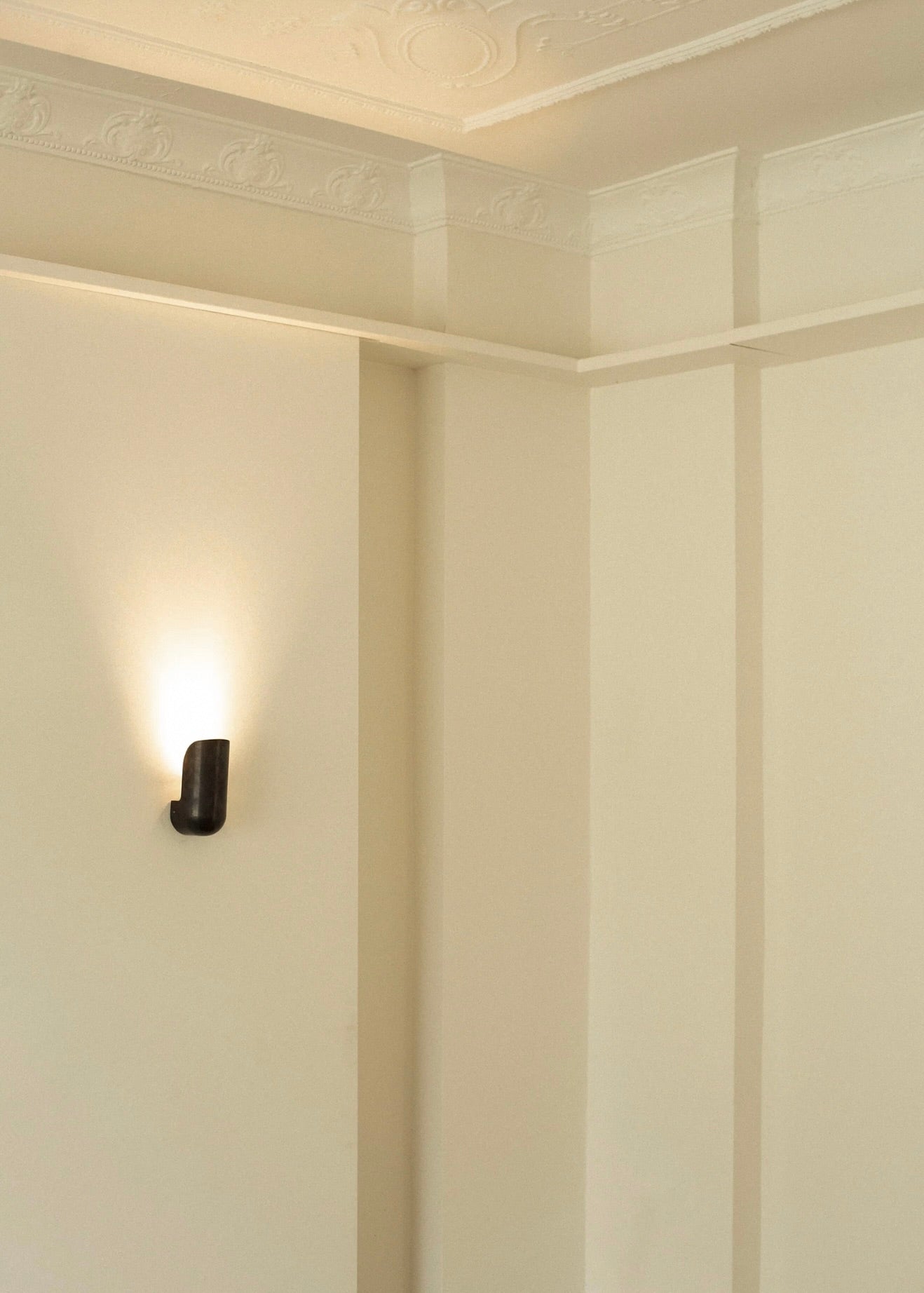 Elbow Wall Light, Blackened Narrow – Lolointeriors